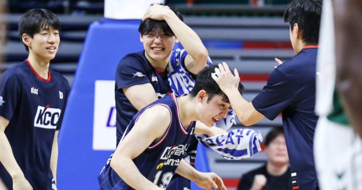 '3점포 17방 쾅!' KCC, DB에 역전승 1경기 차 추격 성공…KT, 정관장은 현대모비스, 삼성 제압→BNK 썸, 혈투 끝 신한은행에 승리 '단독 1위'