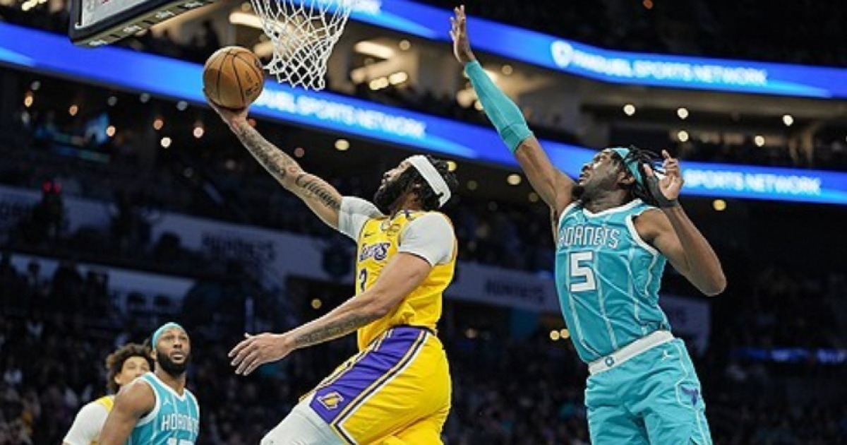 [NBA] 미쳤다! AD, 1쿼터에만 21P 11R→총 40-20 대폭격…레이커스는 샬럿 꺾고 4연승 질주