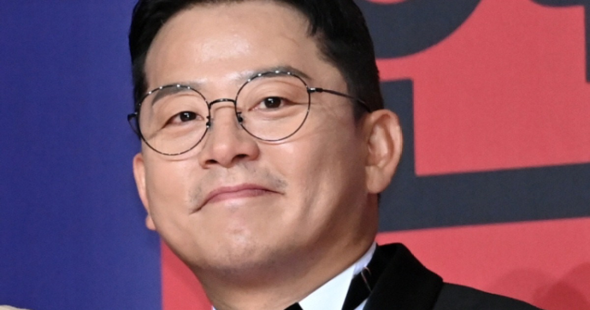 [sc리뷰] “병실에서도 개그 본능 폭발” 김준호 목 디스크 수술 중 ‘명예사원상 수상