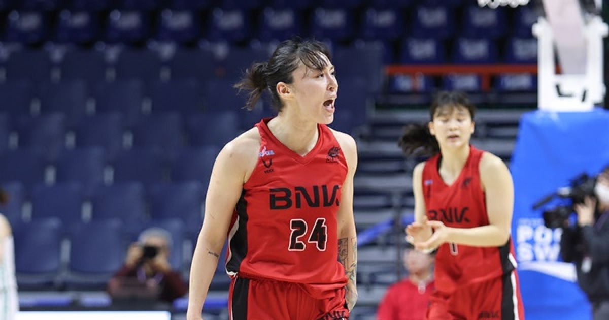 '김소니아 31점 15리바운드' BNK, 2차 연장 혈투 끝에 하나은행 제압…선두 탈환