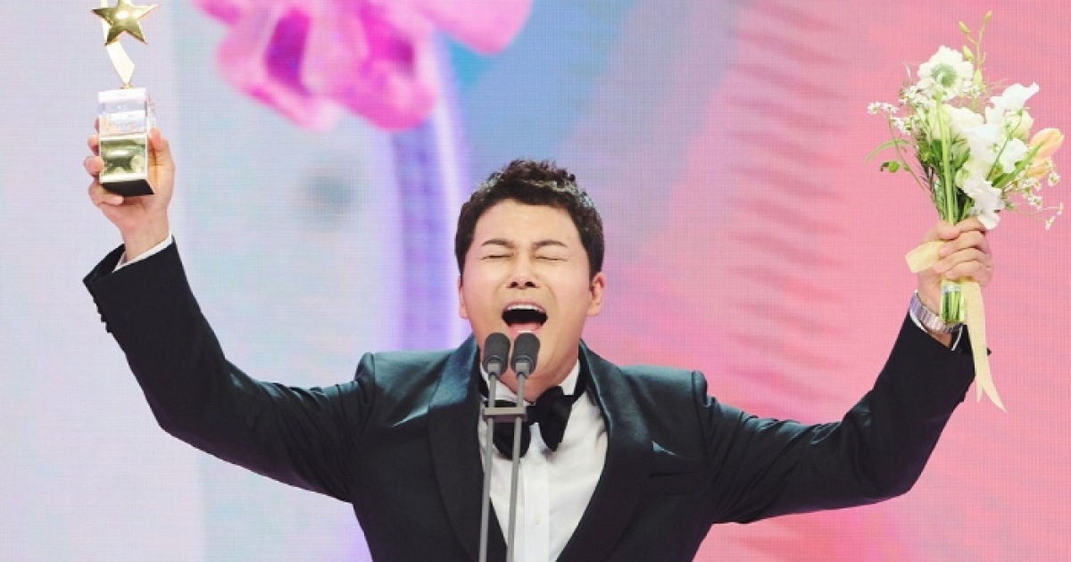 [SC초점] 설연휴 시상식, 누가 웃었나…'무도' 찬밥 MBC, '상 남발' SBS 이겼다