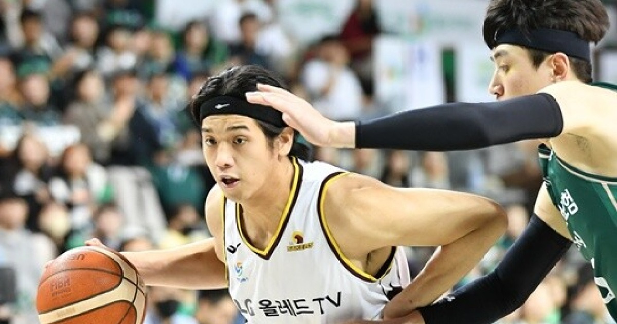 [BK 플레이어] ‘1Q에만 파울 3개’ 칼 타마요, ‘동료 포워드’로부터 힘을 얻다