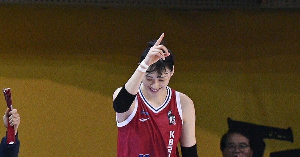 [BK 리뷰] '강이슬 28점 폭발' KB스타즈, BNK에 넘어 2연승... BNK는 2위로