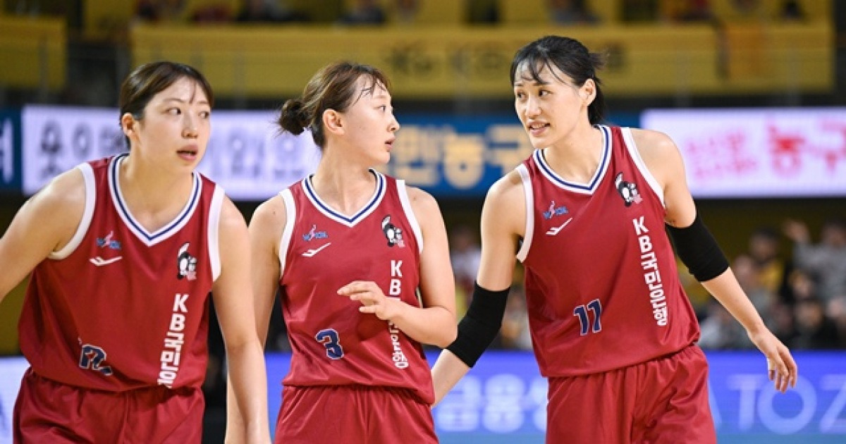 '빨간 유니폼 변신' KB 2연승, BNK에 9점차 승리... '반가운 얼굴' 레전드들과 함께 했다