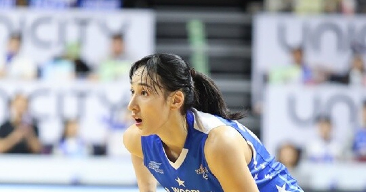 [BK 리뷰] ‘2Q 2실점+김단비 4Q 맹위’ 우리은행, 신한은행 꺾고 5라운드 전승 … 단독 1위 등극