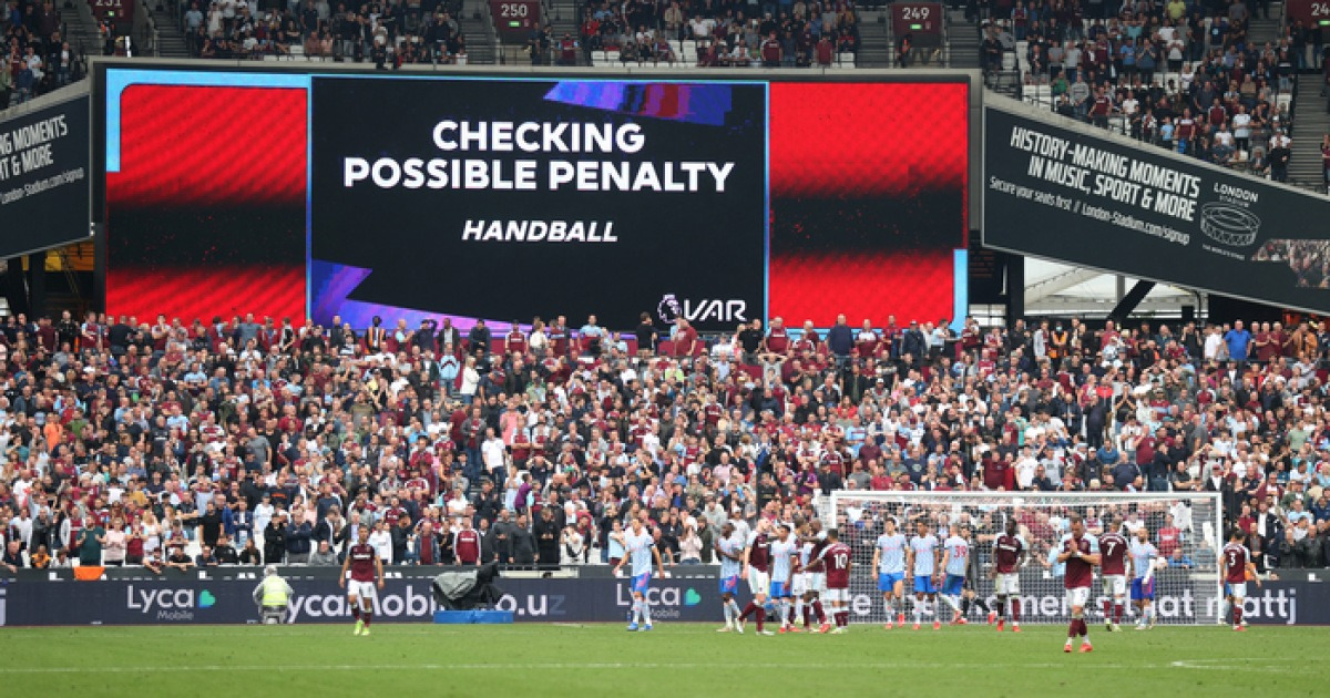 판정이 정확해졌다?···이번 시즌 EPL VAR 오심 13건, 지난 시즌 같은 기간 대비 ‘7건’ 감소