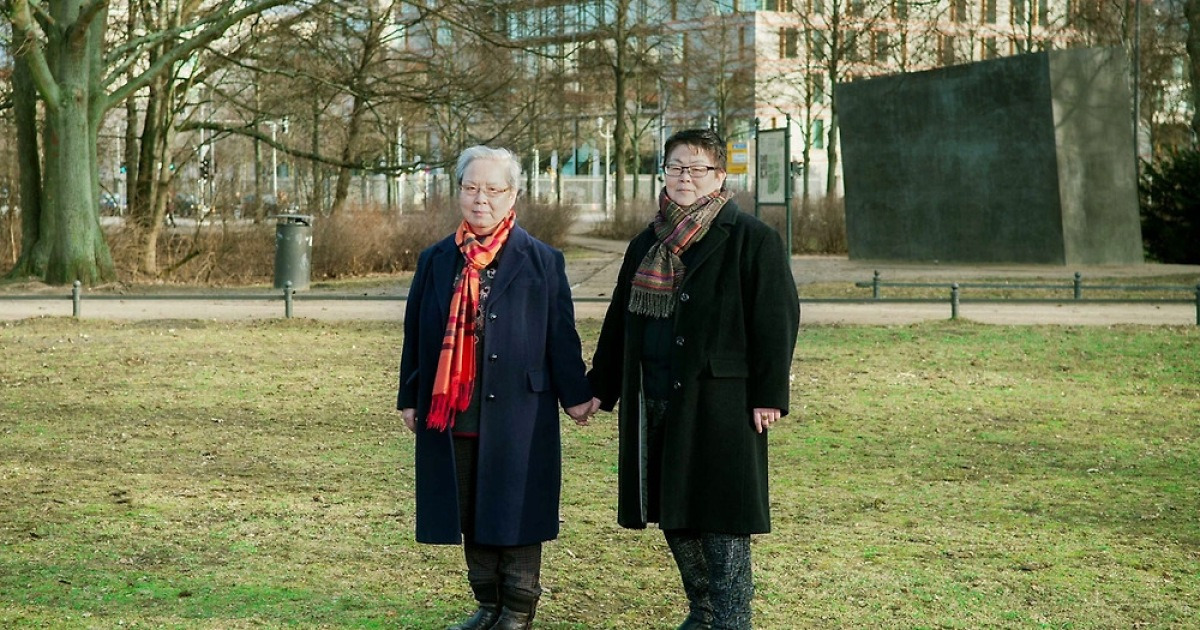 40년간 함께 걸어온 레즈비언 커플의 행복…다큐 영화 두 사람
