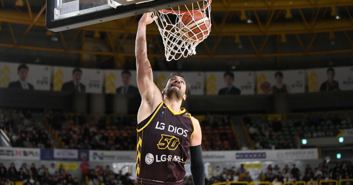 [BK 리뷰] '5명 10점+ 활약' LG, 접전 끝에 KCC에 승리... 이어가는 '2위 추격전'