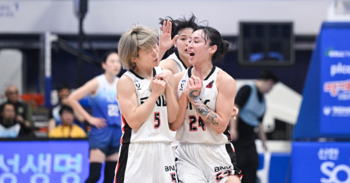 1위 아직 모른다! BNK, 54-49로 우리은행 격파+공동 1위 등극…안혜지 16점+사키 더블 더블