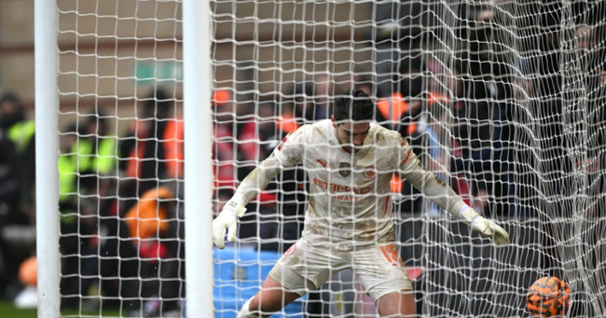 [FA컵 리뷰] 우즈벡 김민재+KDB가 살렸다...맨시티, '3부 리그' 레이턴에 2-1 역전승