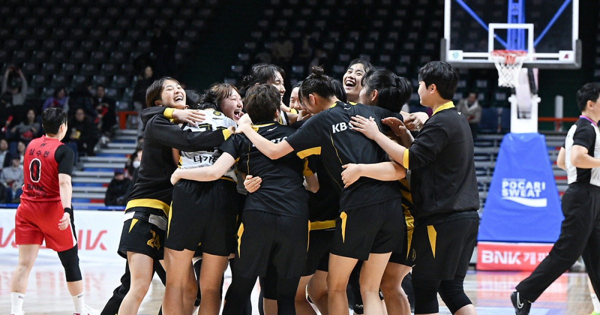'나가타 동점 3점포' KB, BNK에 연장 끝 승리…PO 불씨 살렸다