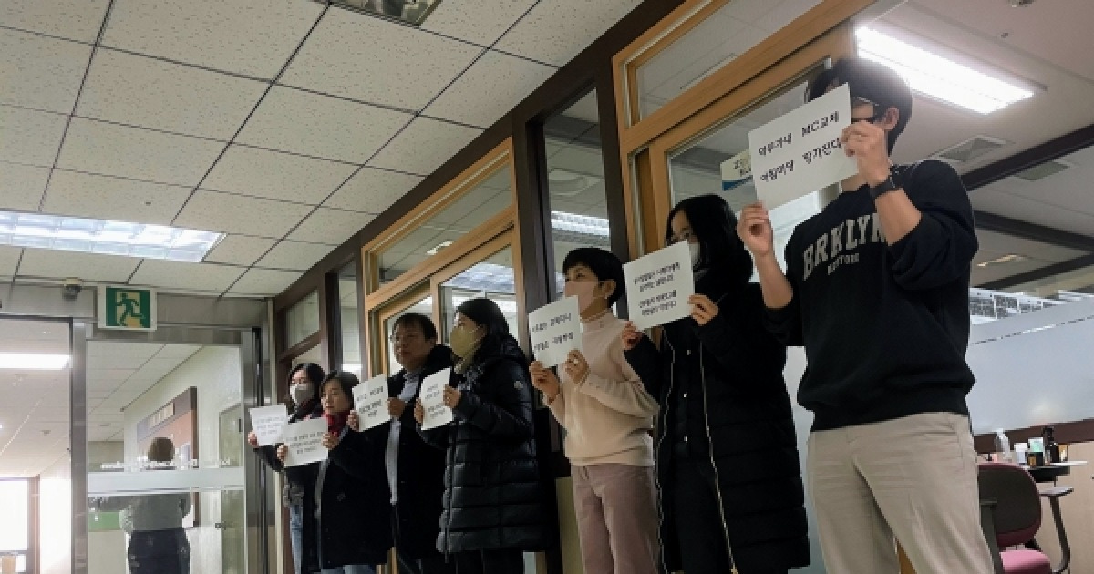 "30년 시청자 신뢰 뒤흔들어" KBS 'MC교체 통보' 반발