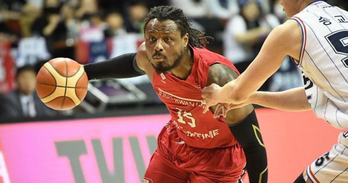 정관장, 버튼 활약 앞세워 KCC 격파…KCC 6연패 수렁