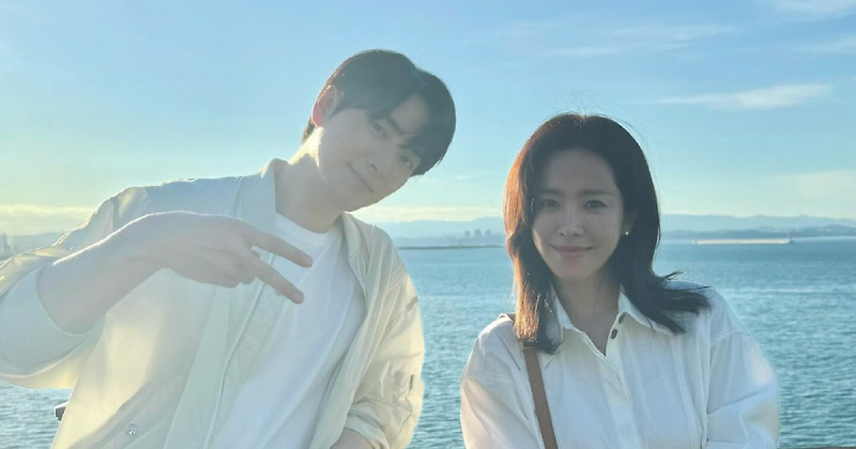 [SCin스타] '나완비' 이준혁, '♥한지민'과 다정한 촬영 비하인드샷 공개