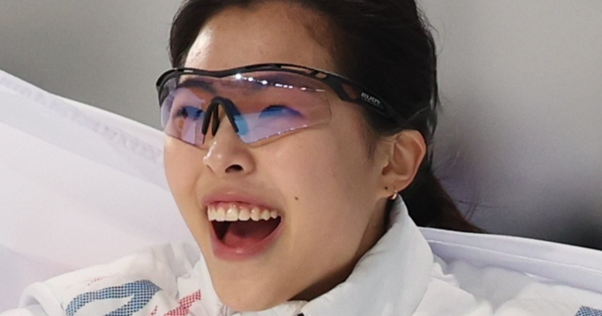 '빙속 女기대주' 이나현 태극기 세리머니! 1000m 동메달→개인 4번째 메달... 김민선은 4위 [하얼빈 AG]