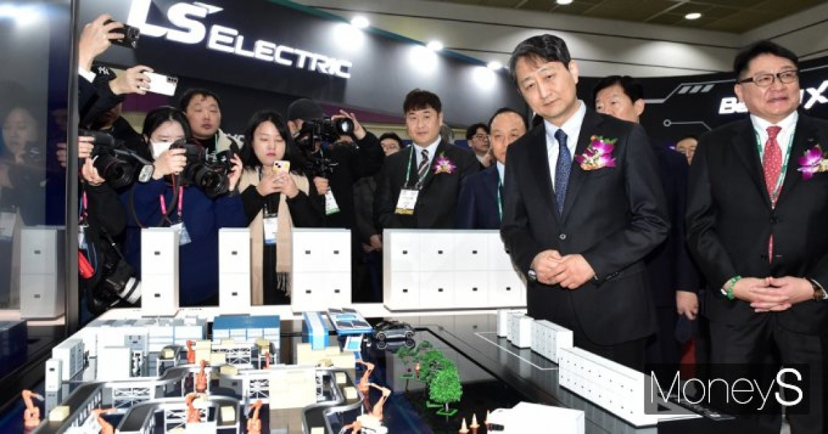 [머니S포토] KSGE 2025, LS일렉트릭 부스 참관하는 안덕근 장관