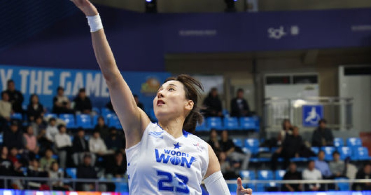 '김단비 25P 17R' 우리은행, 신한은행 꺾고 단독선두 유지