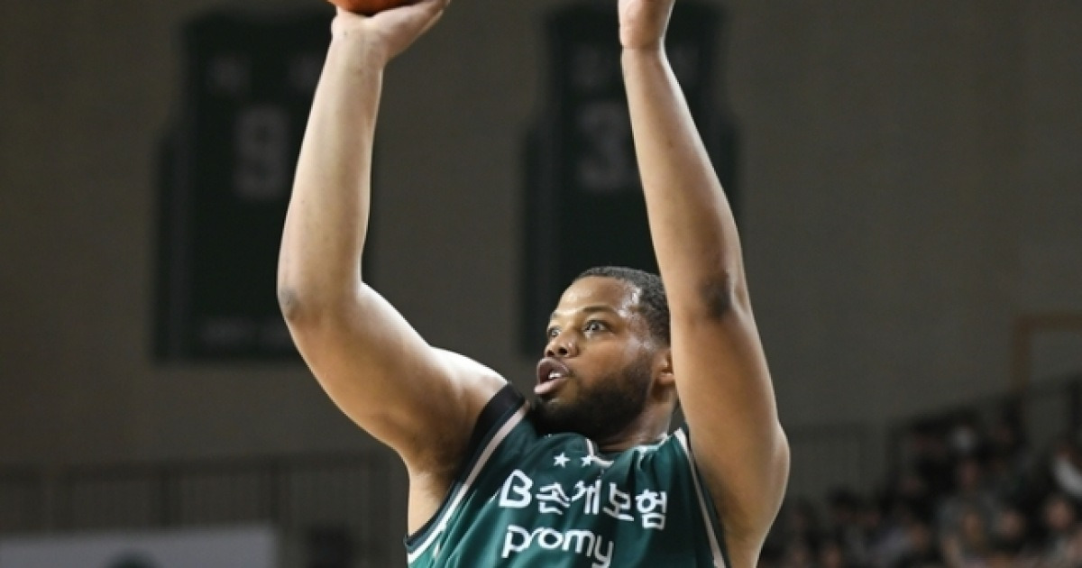 돌아온 스펠맨 18점…DB, KCC 7연패 몰아 넣고 5연패 탈출