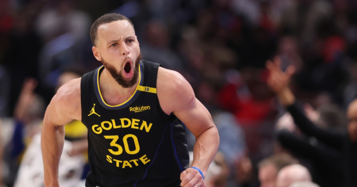 역시 슈퍼스타! 고비 때마다 3점슛 작렬→'매운 맛' 커리, 4Q 연속 외곽포로 GSW 승리 견인