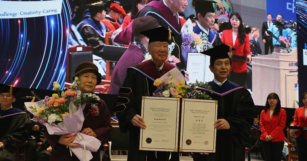 KAIST, '200억 기부' 이중근 부영그룹 회장에 명예박사 학위 수여