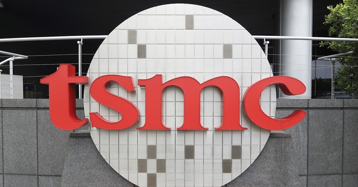 '인텔 구하기'에 TSMC 끌어들인 트럼프…美 공장짓는 삼성도 가시권