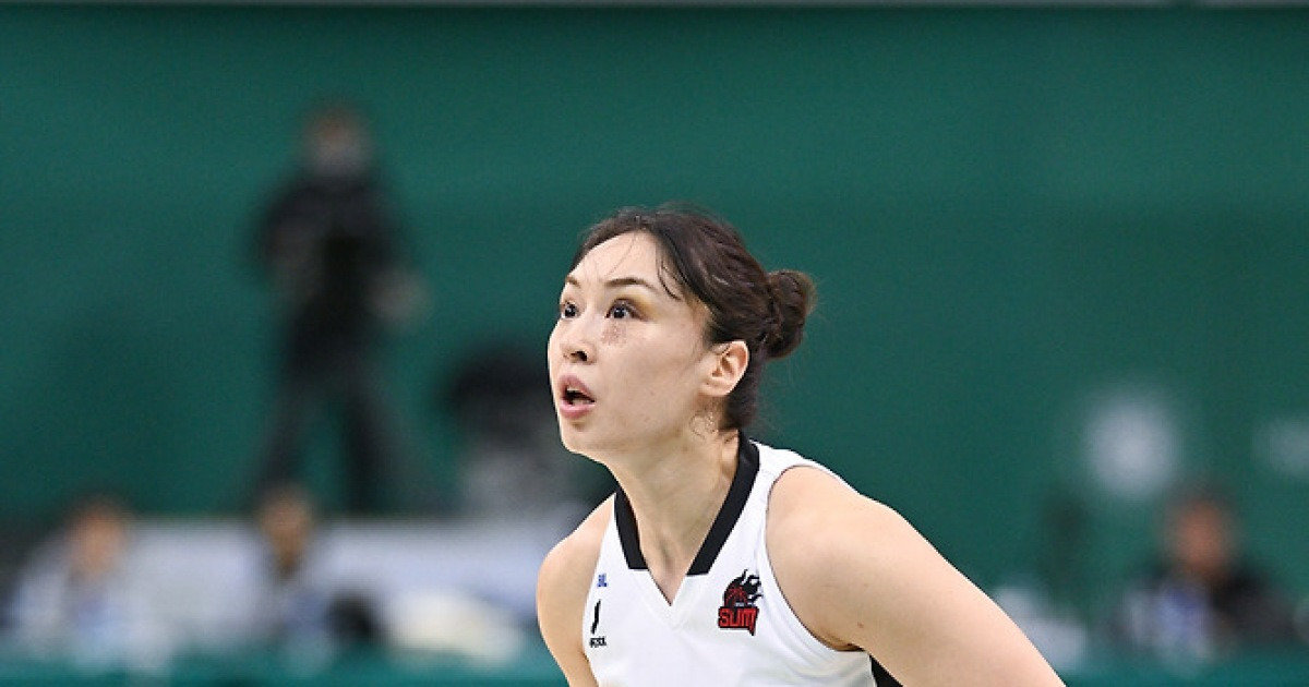 '김소니아 14득점'→'박혜진 14리바운드' BNK 2위 경쟁 끝냈다, 하나은행 잡고 '2위 확정!'