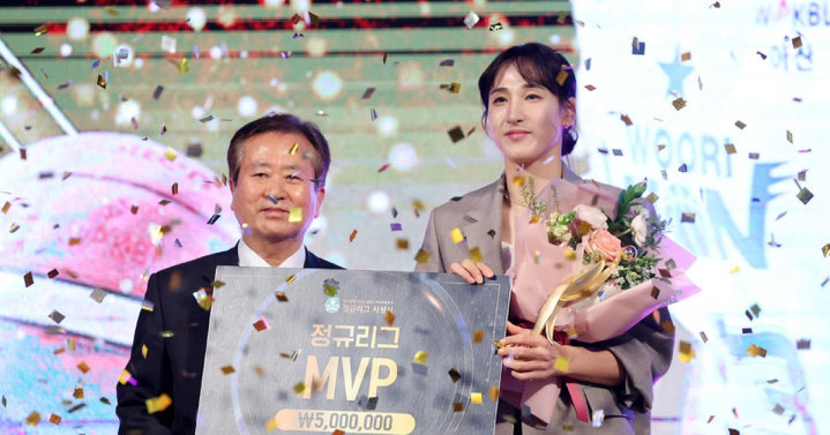 WKBL 우리은행 김단비, 만장일치 MVP·8관왕…"끝까지 최선 다할 것"