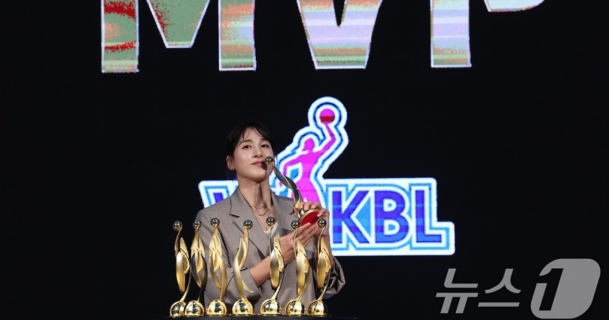 여자농구 '8관왕' 우리은행 김단비, 6R MVP 선정…시즌 네 번째 수상