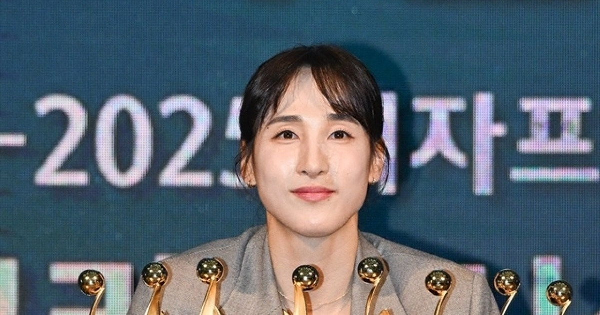 8관왕 오른 우리은행 김단비, 6라운드 MVP에도 선정…MIP는 KB스타즈 이윤미