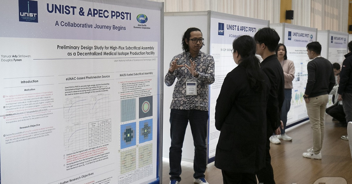 "영화 세트장 같아" UNIST 연구시설 둘러본 APEC 19개국 회원대표들