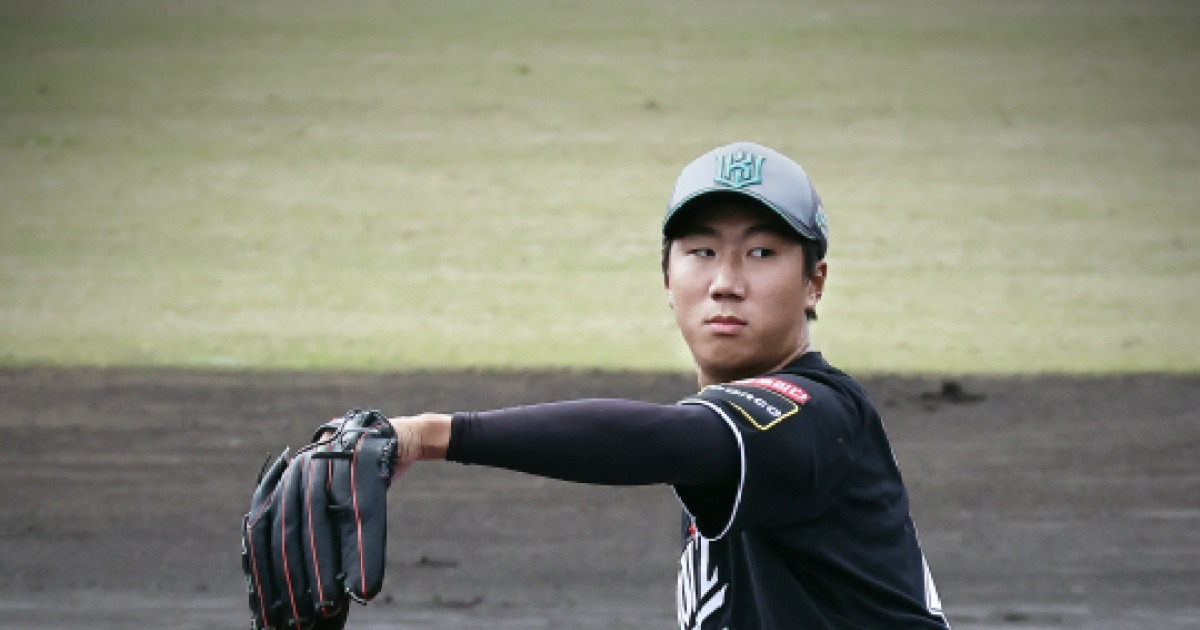 [오키나와 현장]‘원석’에서 ‘보배’로 뜰까…KT 19세 신인 김동현의 싱싱투