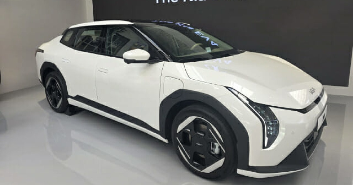 기아 전기 세단 'EV4' 공개...1회 충전에 533km 주행
