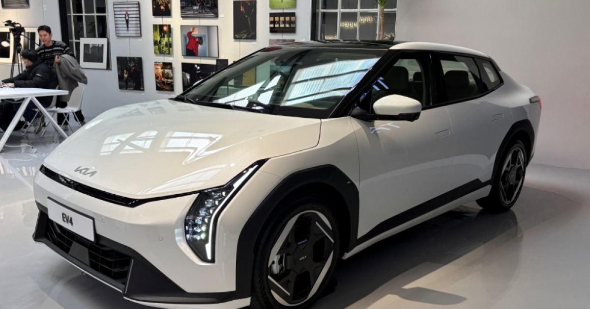 기아, 533km 달리는 전기 세단 'EV4' 국내 공개