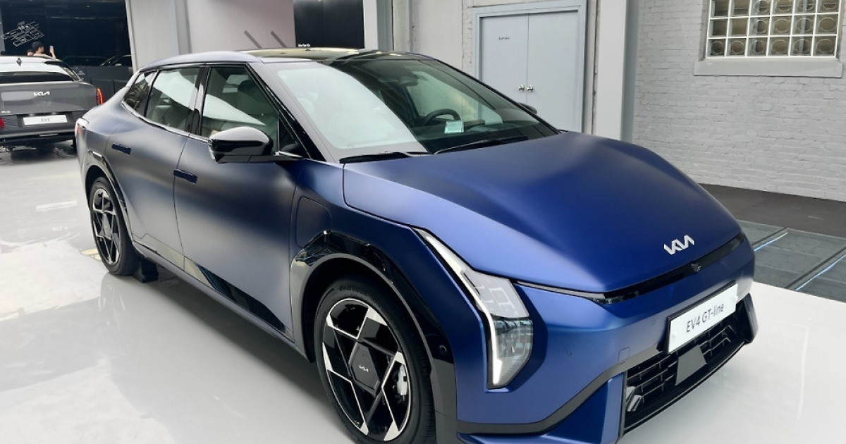 1회 충전으로 533㎞ 달린다…기아 첫 전기 세단 EV4, 베일 벗었다