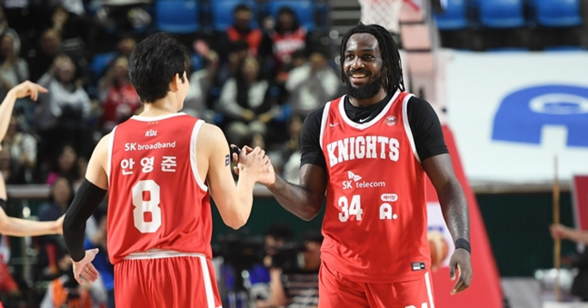 SK, KCC 10연패 몰아넣었다! '안영준 21점+워니 더블더블 맹폭' [잠실 현장 리뷰]