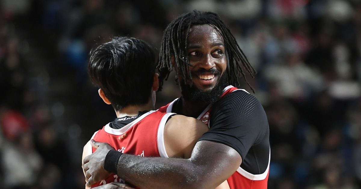 '안영준 21점' 프로농구 SK, 정규리그 우승 보인다…KCC 10연패(종합)