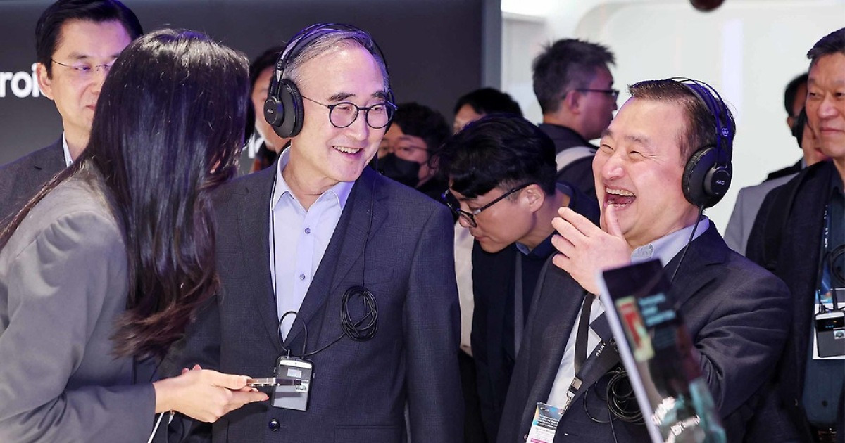 [MWC25]KT 김영섭 "갤럭시워치 헬스케어 잘 쓴다…심박수도 확인"