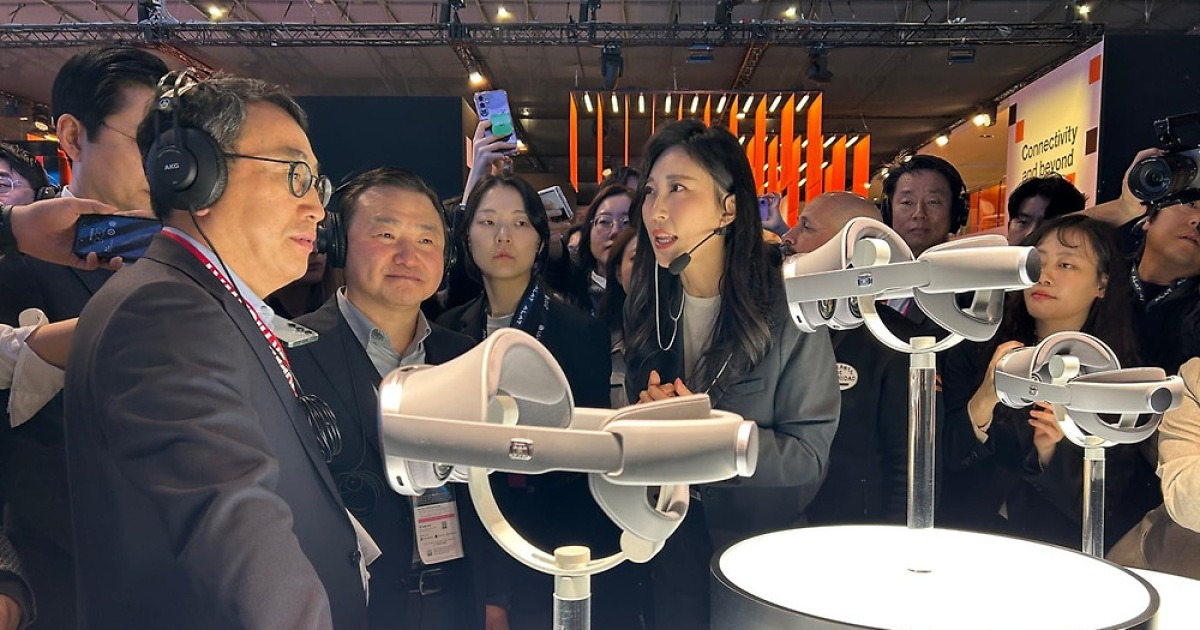 [MWC 2025] 삼성 XR 헤드셋 본 유영상 SKT 사장 “안경도 출시되나” 질문에… 노태문 “계획 중”