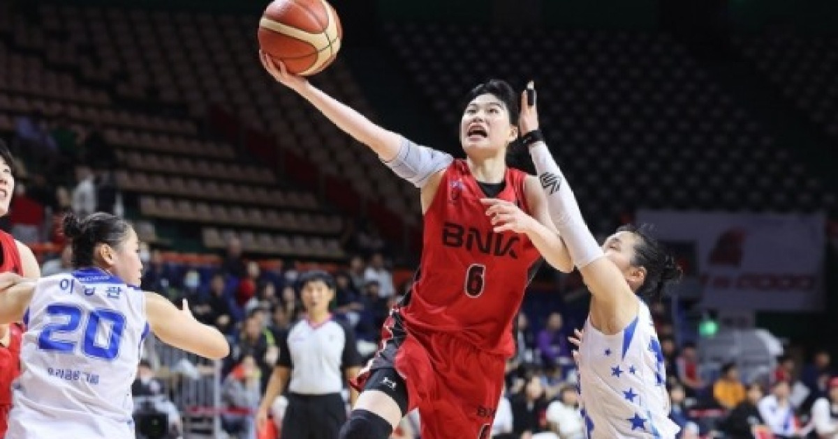 여자농구 4강 PO, BNK·삼성생명 '완전체' 대결...이소희·스미스 복귀