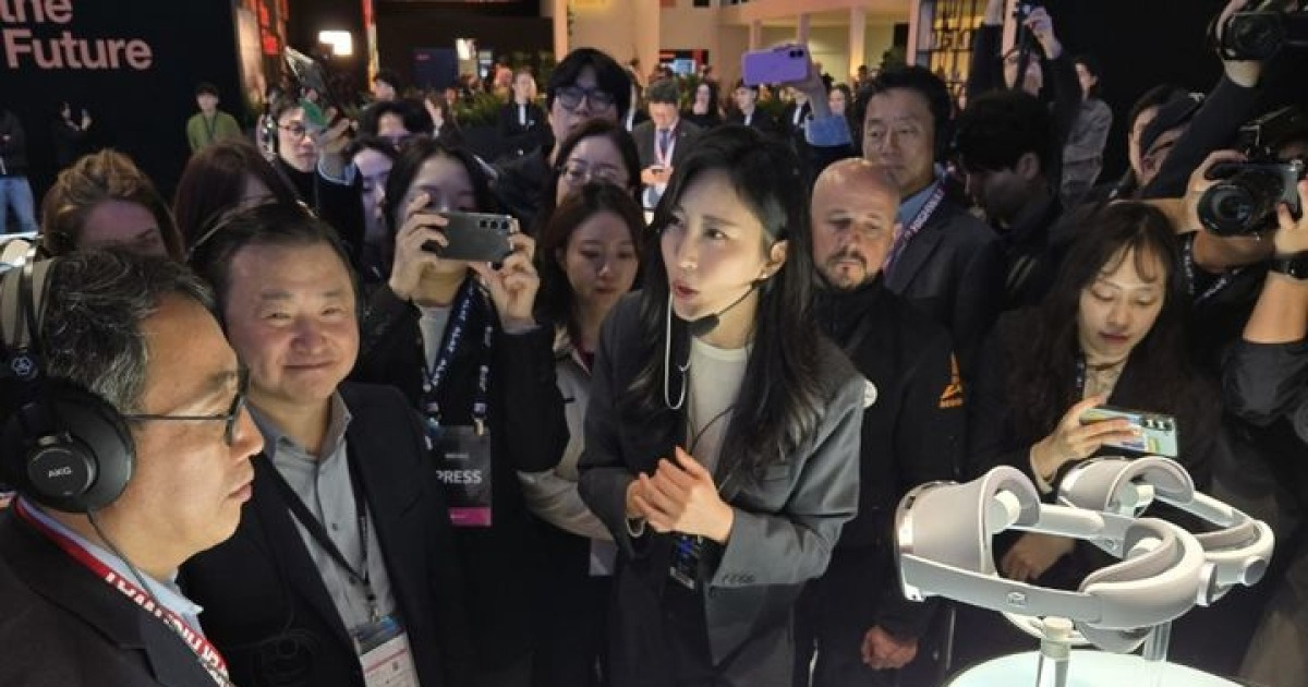 "무한 헤드셋, 밖에서 쓸 수 있냐" 유영상 질문에 "권하지 않는다"는 노태문, 왜?[MWC25]