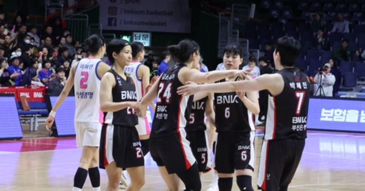 '역시 베테랑' 박혜진 앞세운 BNK, 4강 첫 판 잡았다