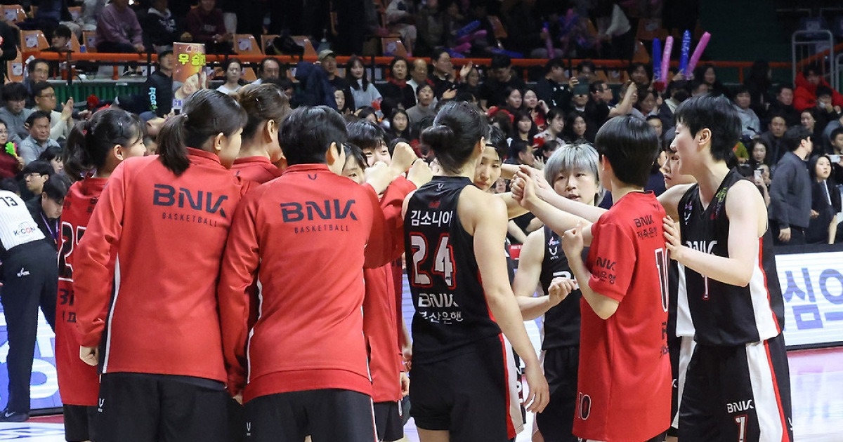 BNK, 4강 첫 판 잡았다…박혜진·이소희 '펄펄'