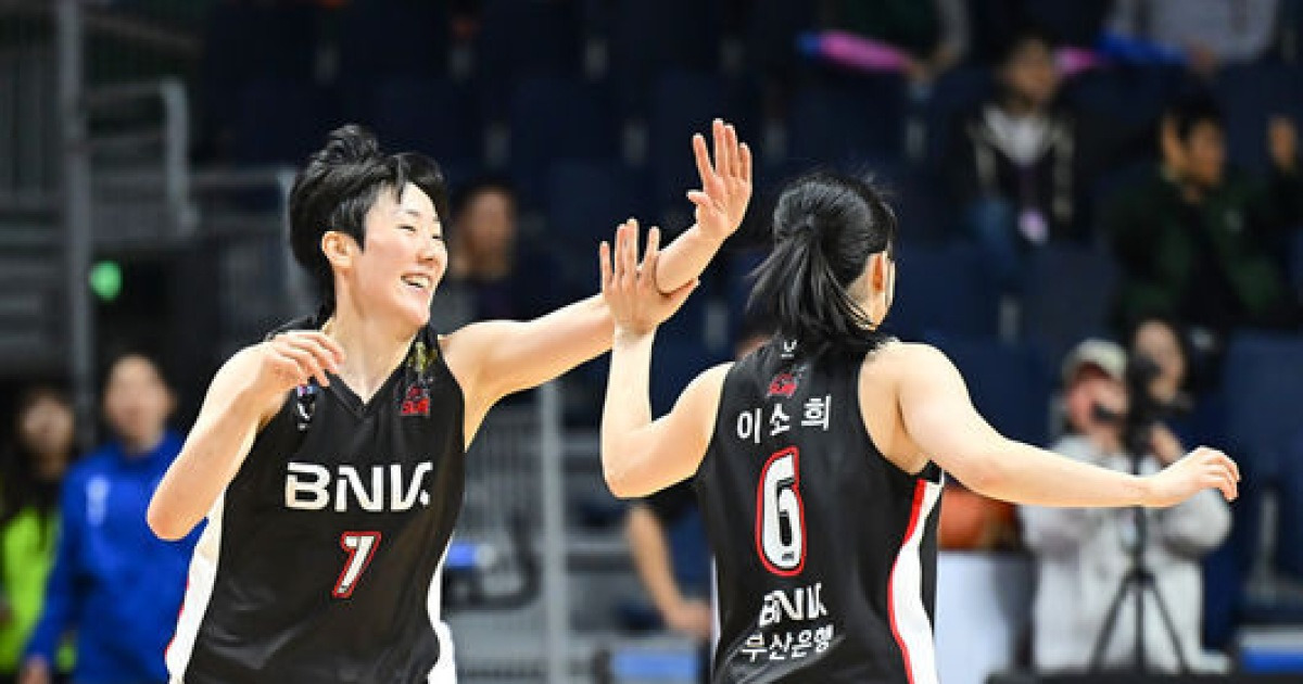 '박혜진 21점 맹활약' BNK, 4강 PO 1차 삼성생명전 9점 차 승리... 챔프행 82.7% 확률 잡았다