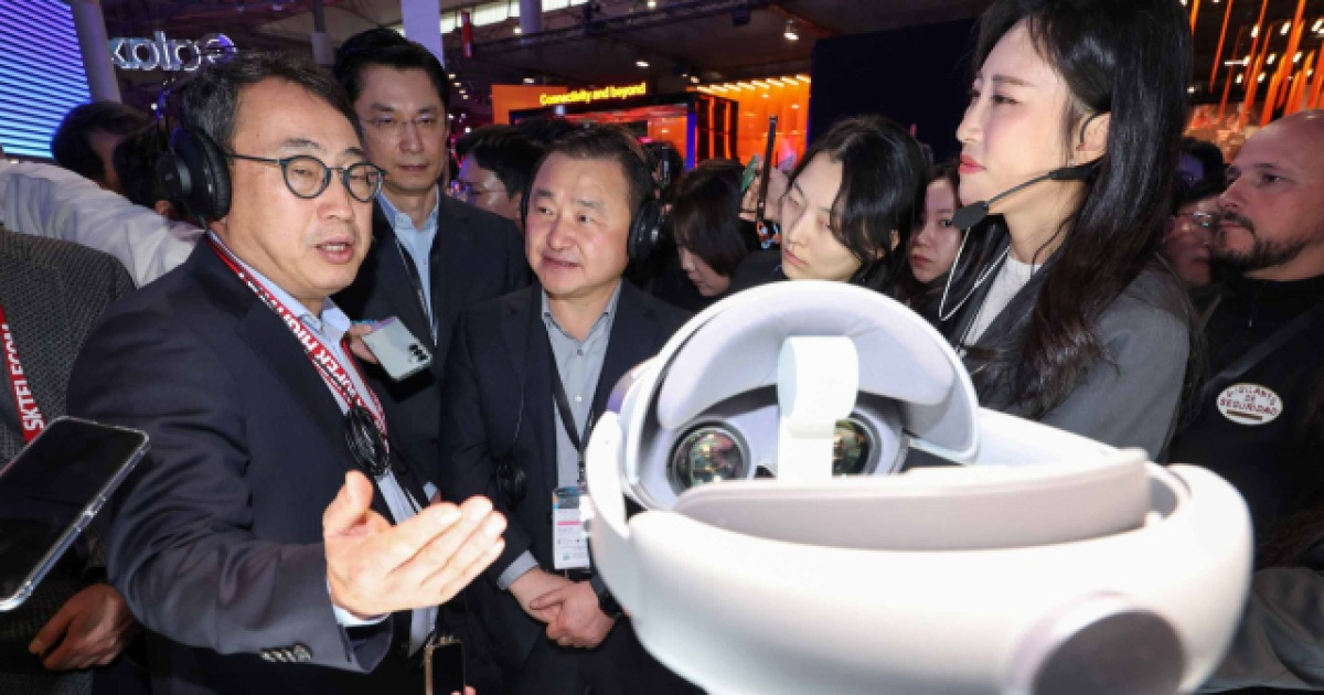 삼성부스로 달려간 유영상······AI·XR 협업 두고 ‘무한’ 질문세례 [MWC 2025]