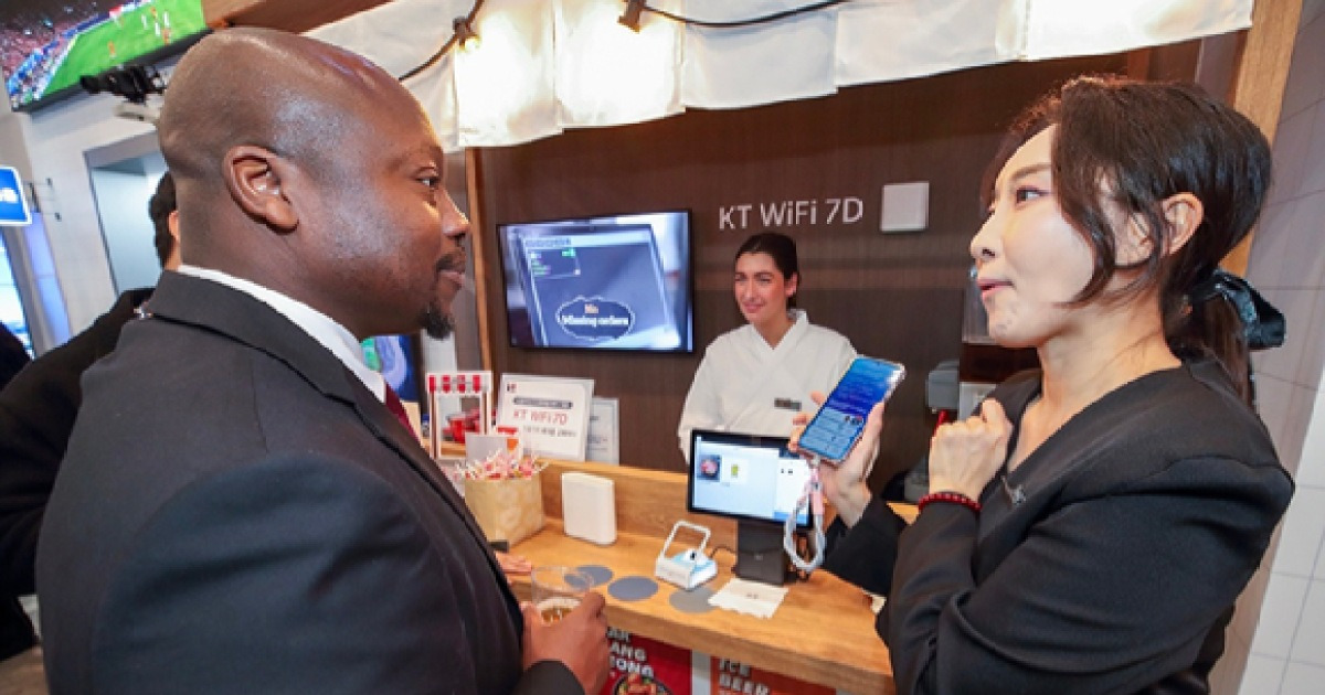 [포토] KT 전시관 찾은 구글 부사장⋯와이파이 7D 등 체험