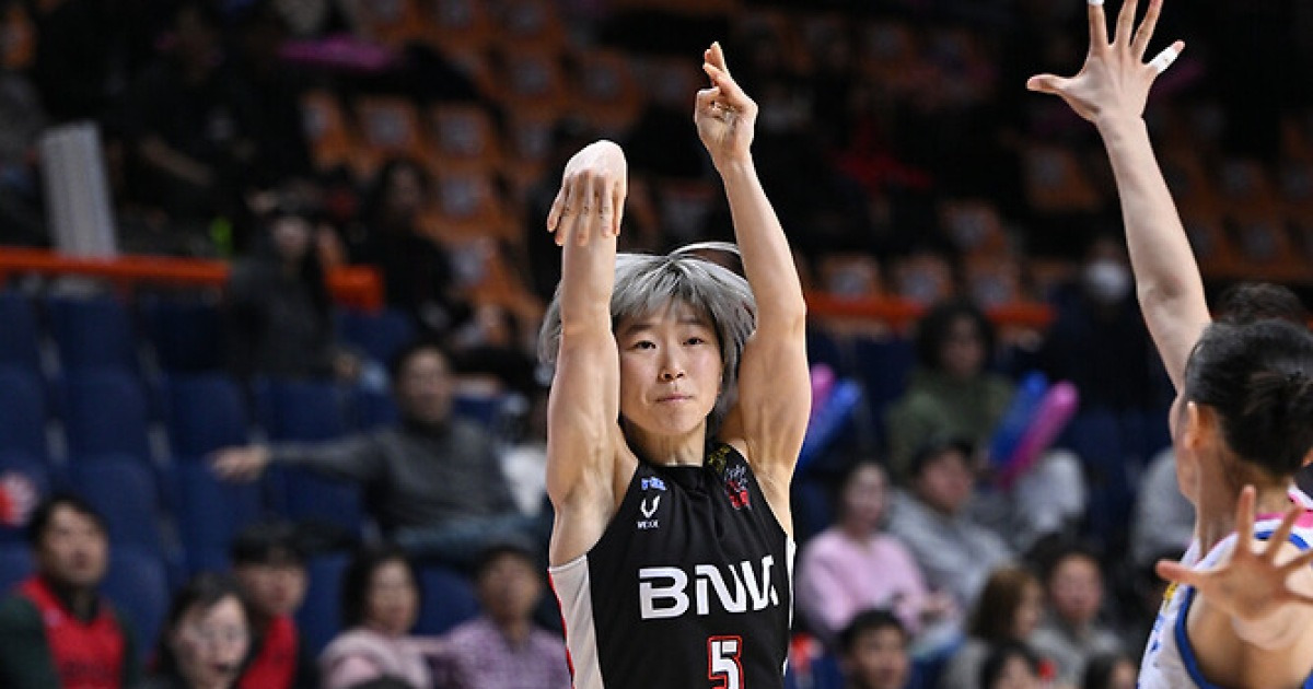 [WKBL PO 리뷰] '안혜지 넣고, 김소니아 뺏고' BNK, 삼성생명에 2연승... 챔프전 '한 걸음'