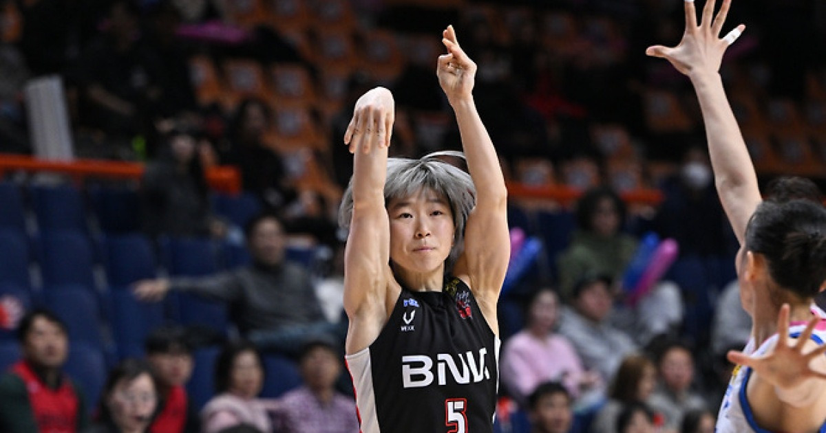 ‘안혜지 3점슛 4개’ BNK, PO 2연승→챔프전 진출 확률 100% 잡았다