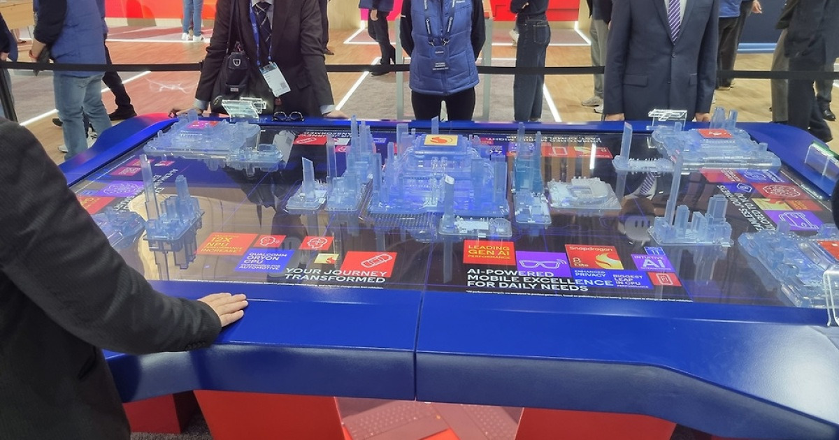 회사 소개에 붓글씨 교습까지…XR 기기 체험해보니[MWC25]