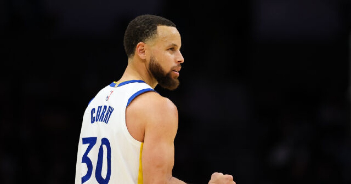 '커리와 아이들' 3점슛 大잔치→7명이 3점포 18방 작렬! GSW, 샬럿 완파→PO 직행 보인다