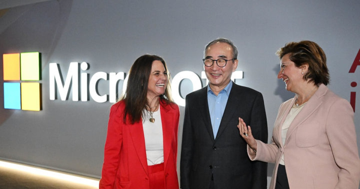 MWC, 김영섭 KT 대표 MS 전시 참관